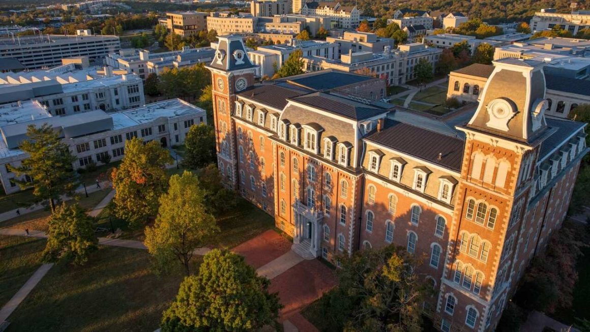 12 Best Universities in Arkansas [2024 Ranking]