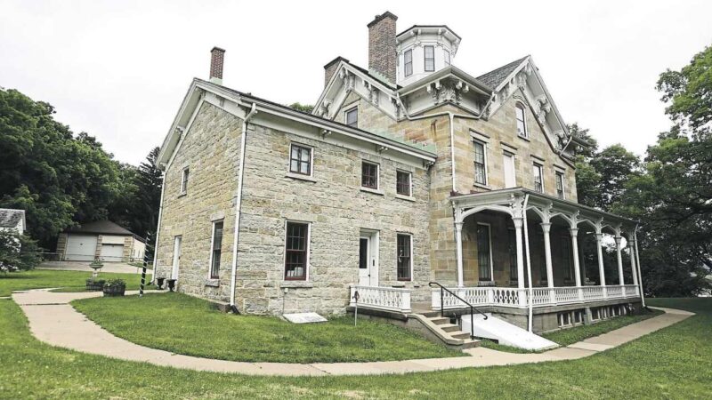 12 Spooky Haunted Houses in Iowa [Update 2024]