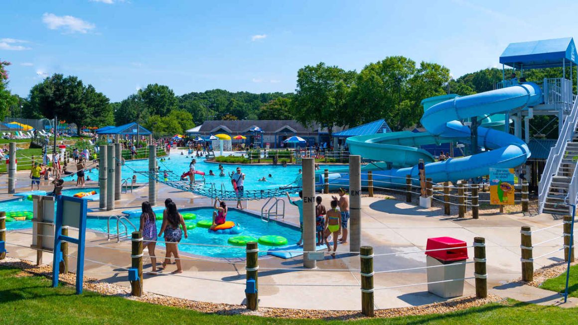 13 Best Water Parks in Illinois [Update 2024]